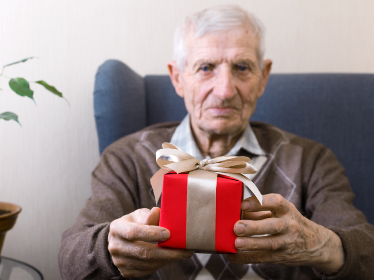 ¿Qué regalar a un adulto mayor de 90 años? - Abuelo Cómodo